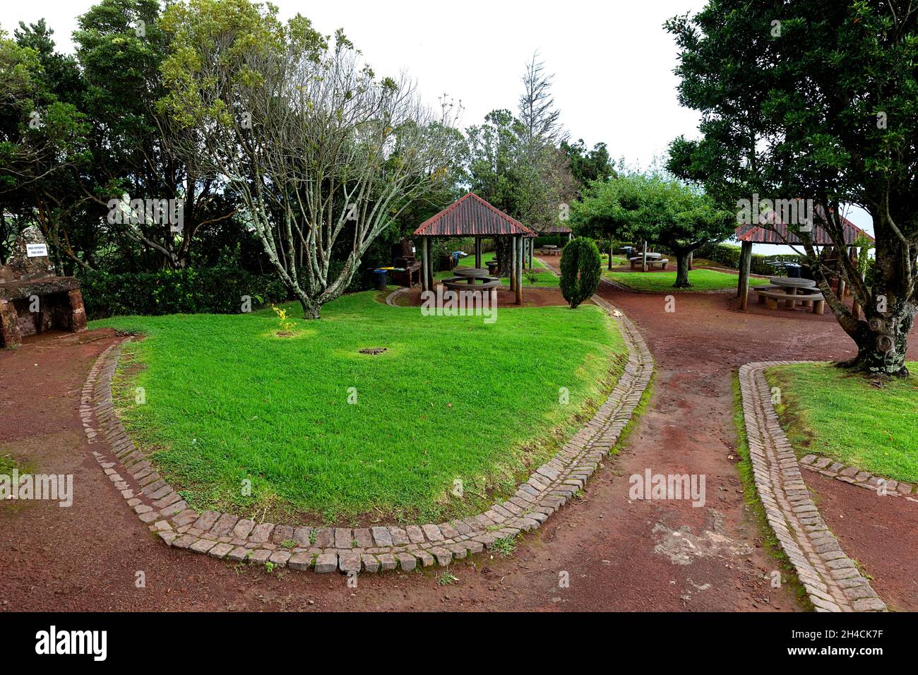 Jardins et tables de pique-nique à Miradouro da Ponta do Sossego sur l ...