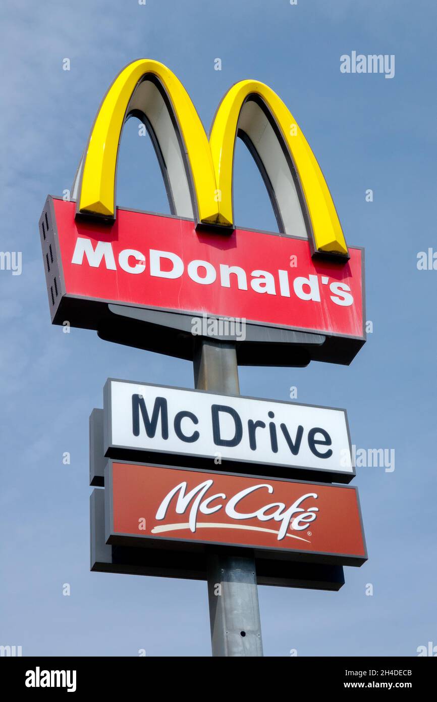 Mcdrive sign with mcdonalds logo Banque de photographies et d’images à ...