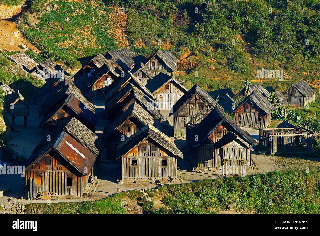 Madagascar. Village Zafimaniry de Sakaïvu.// Madagascar.Sakaivu est un ...
