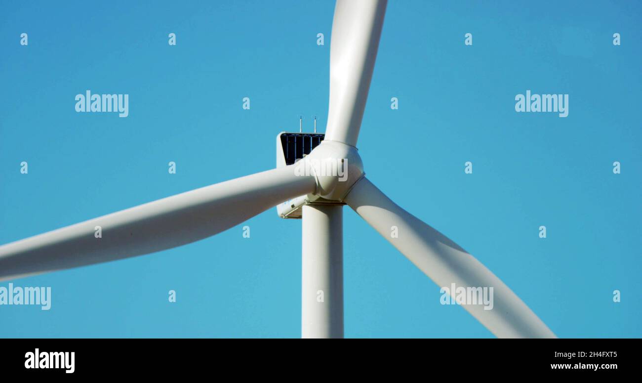 gros plan d'une éolienne avec ses pales et son générateur et ciel bleu ...