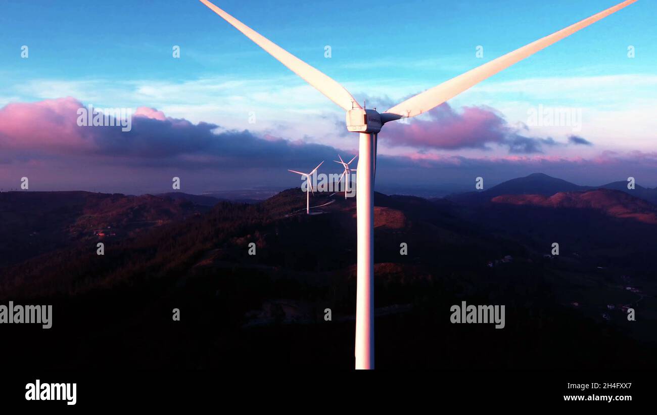 gros plan d'une éolienne avec ses pales et son générateur et en arrière ...