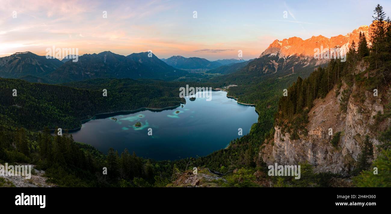 Vue Sur L'eibsee Jusqu'aux Montagnes De Wetterstein Avec Zugspitze Banque d'image et photos - Alamy