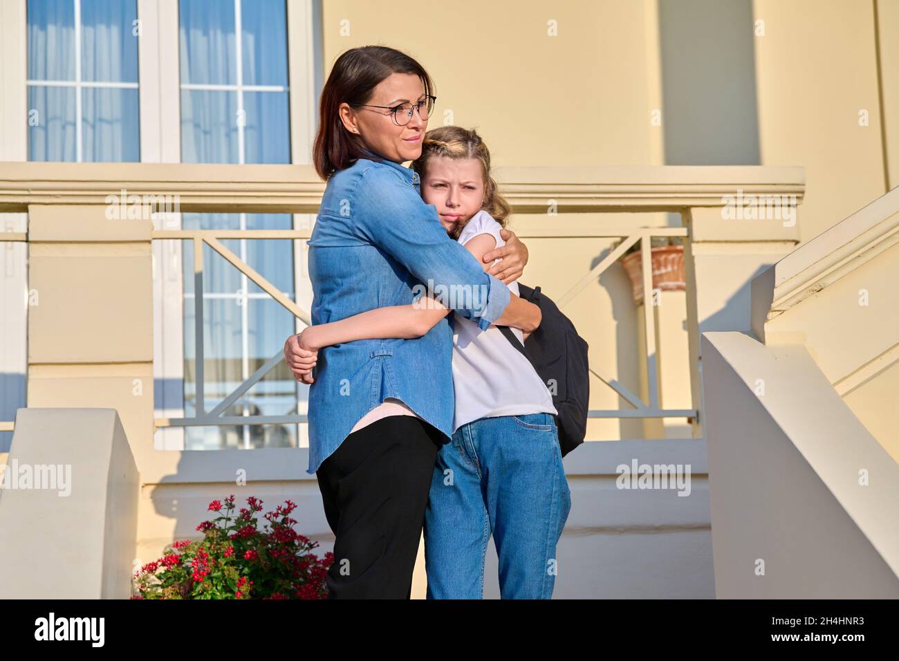 Maman et sa fille, une écolière, sont à la porte Photo Stock - Alamy