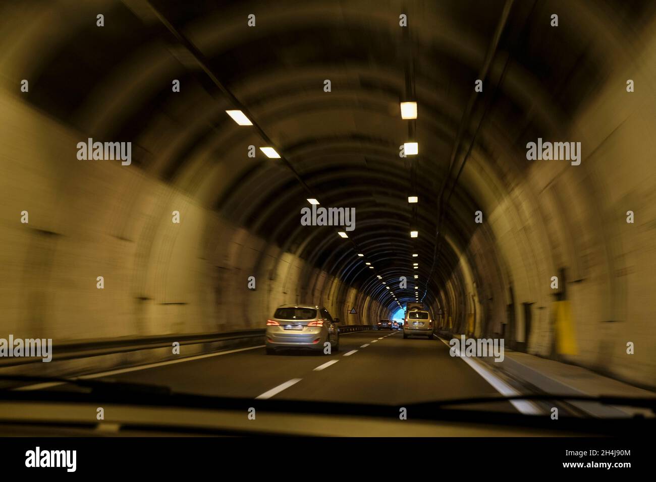 tunnel avec flou de mouvement. Tunnel souterrain dans la ville avec voitures en voiture ...