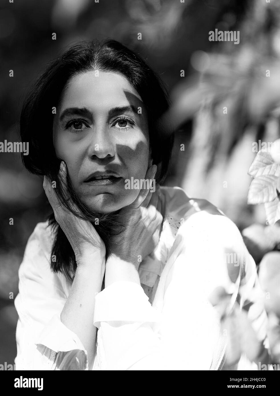 Femme penchée Banque d'images noir et blanc - Alamy