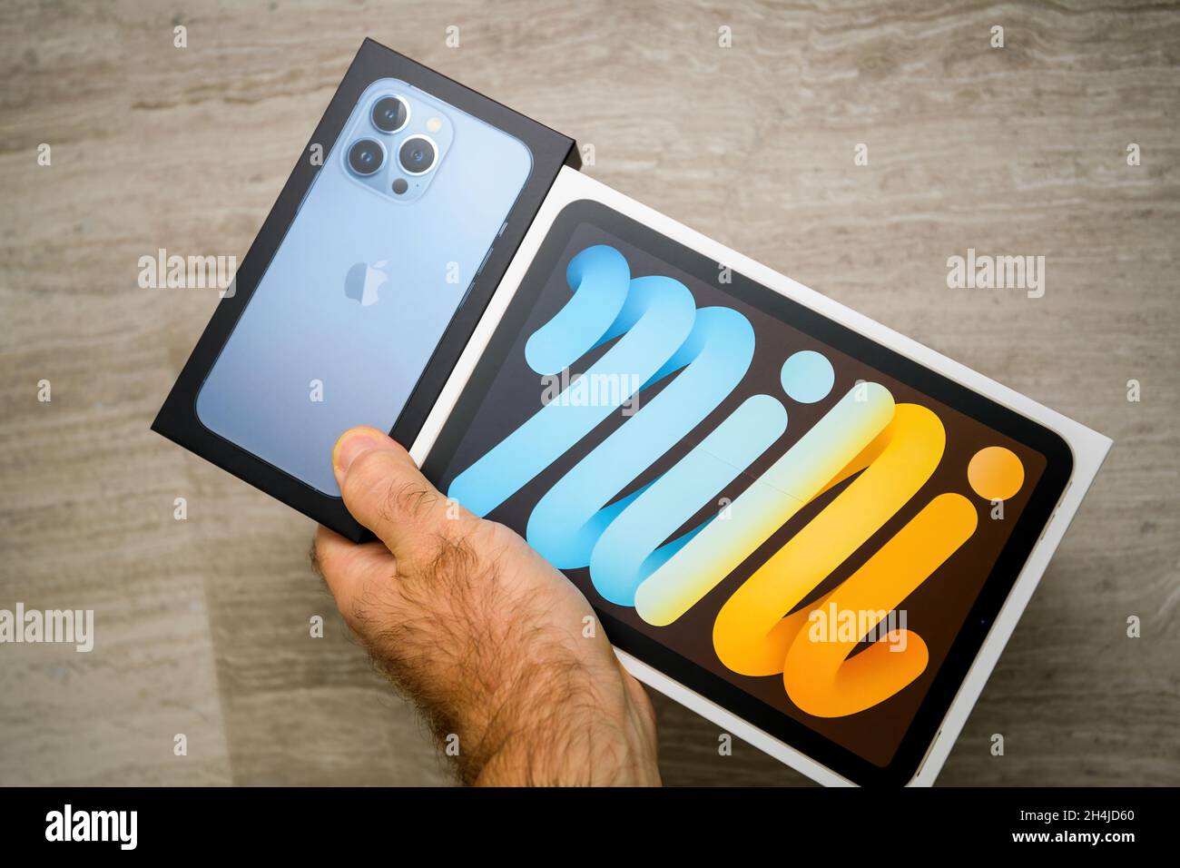 Boite iphone 13 pro max Banque de photographies et d’images à haute ...
