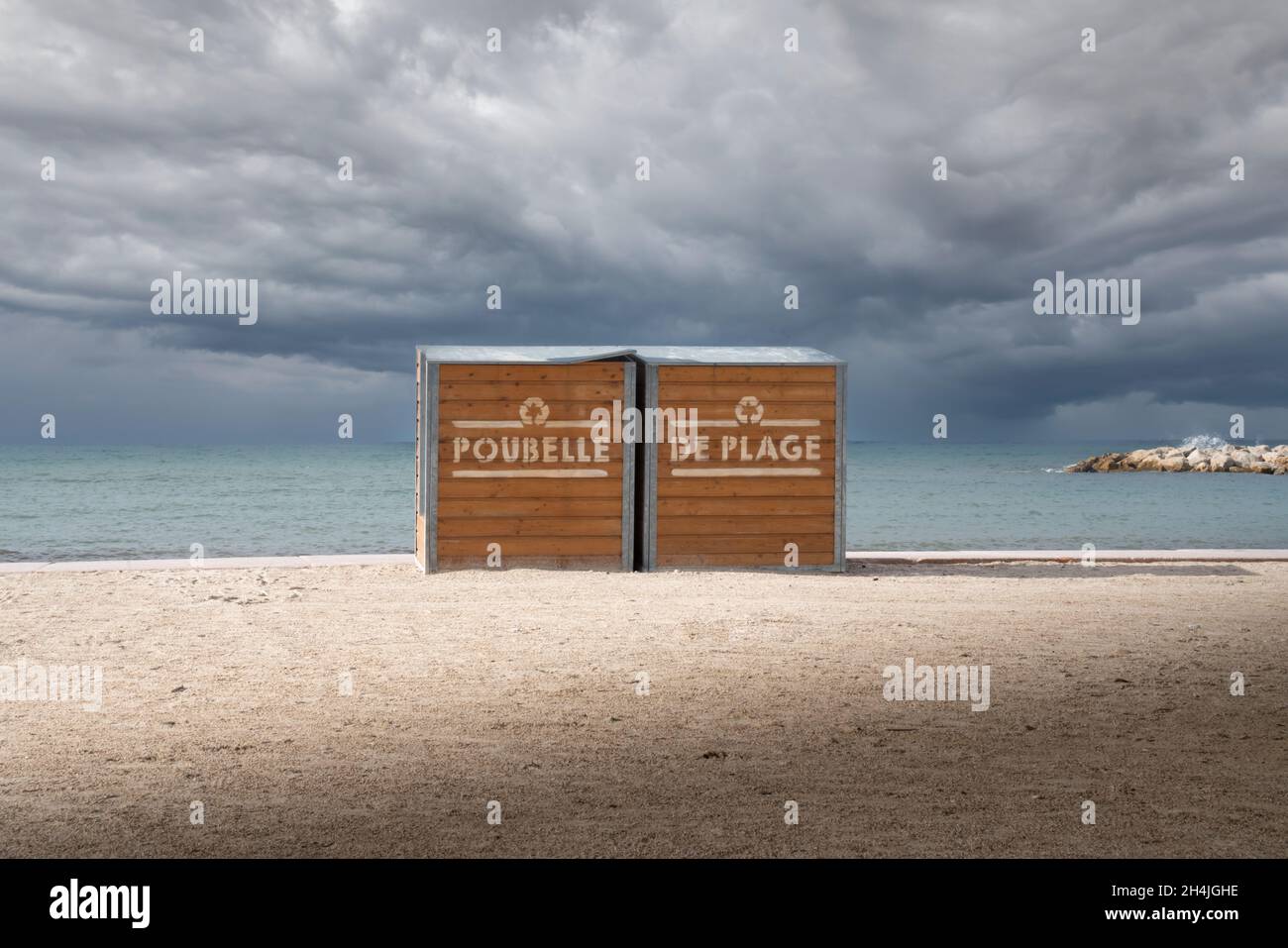 Trash bins Banque de photographies et d’images à haute résolution - Alamy
