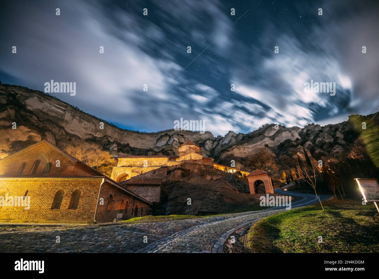 Ruine monastique ou structure la nuit Banque d'image et photos - Alamy