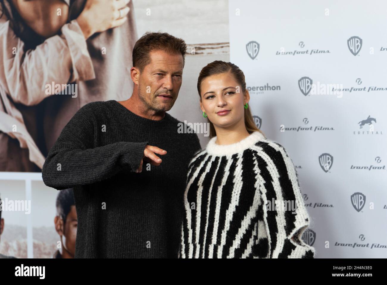 Auf dem Roten Teppich til Schweiger und Emma Schweiger.AM 03.11.21 fand ...