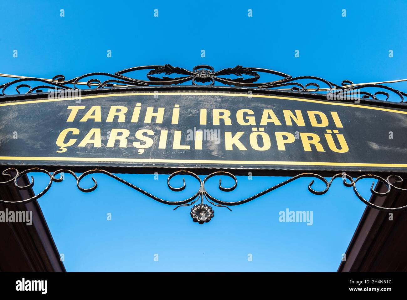 Bursa, Turquie – 10 novembre 2020.Panneau marquant le pont Irgandi à ...