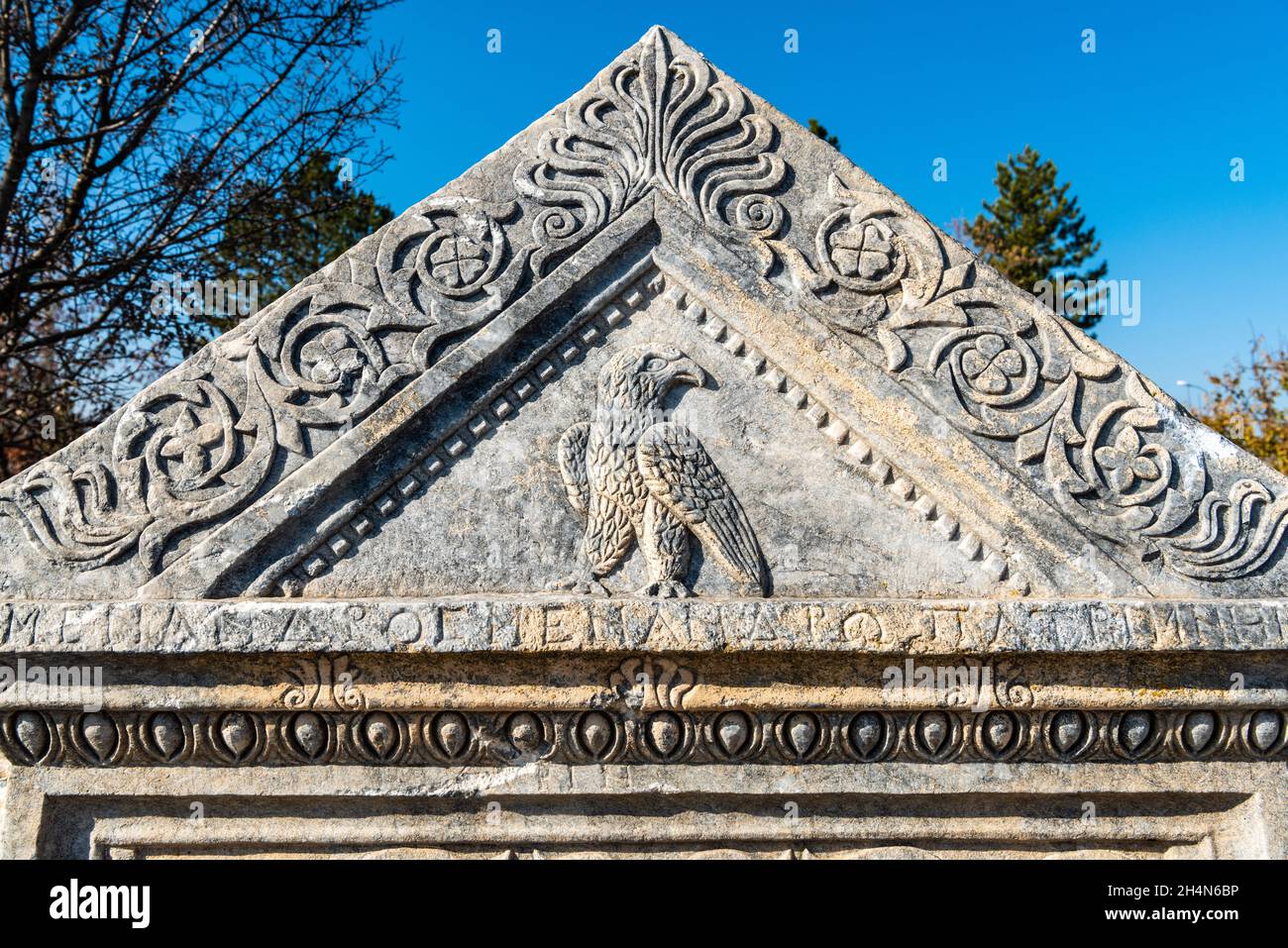 Cavdarhisar, Kutahya, Turquie – 17 novembre 2020.Fronton triangulaire d ...
