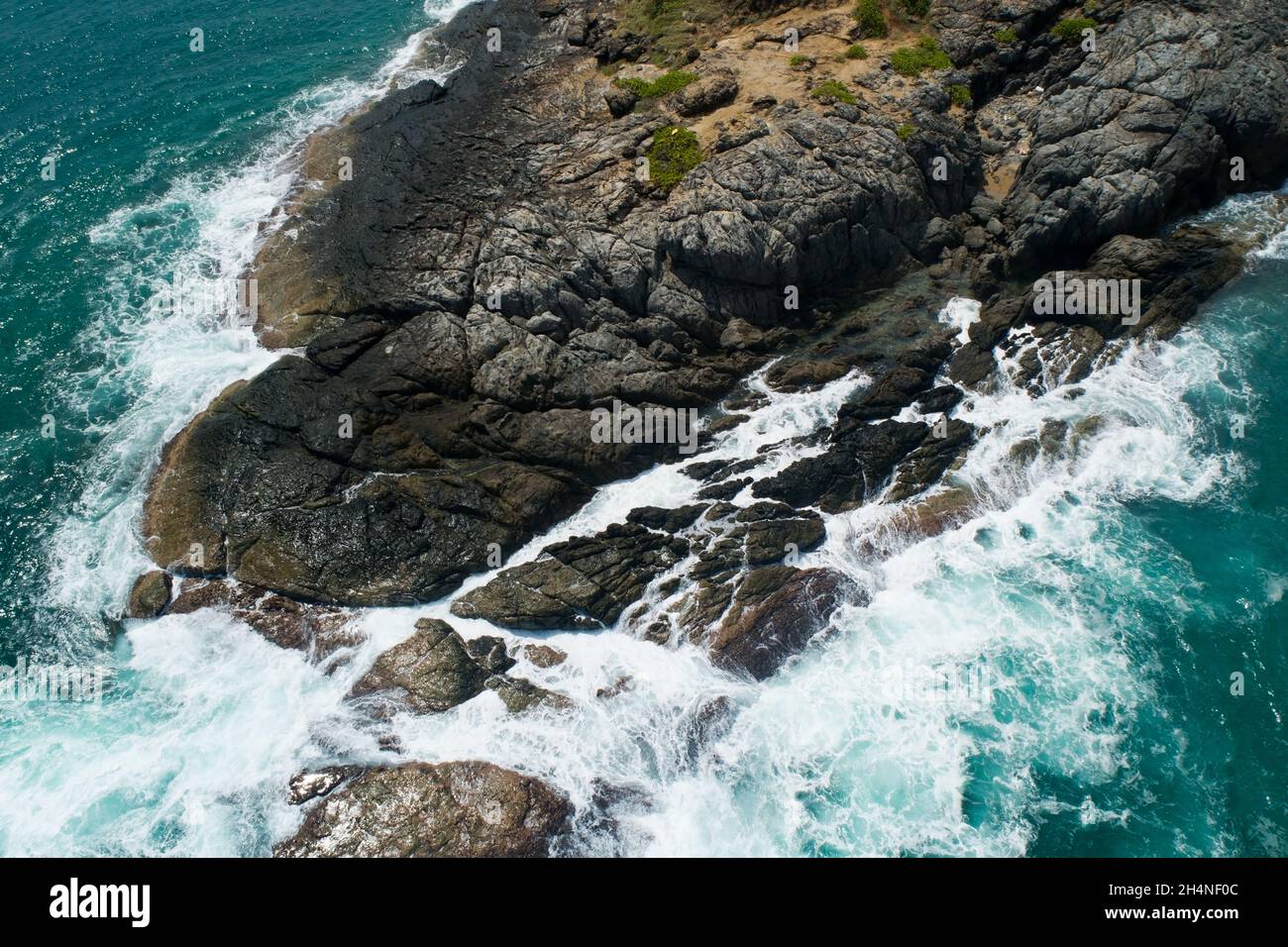 Vue aérienne de la mer des vagues qui s'écrasant vagues vagues blanches ...