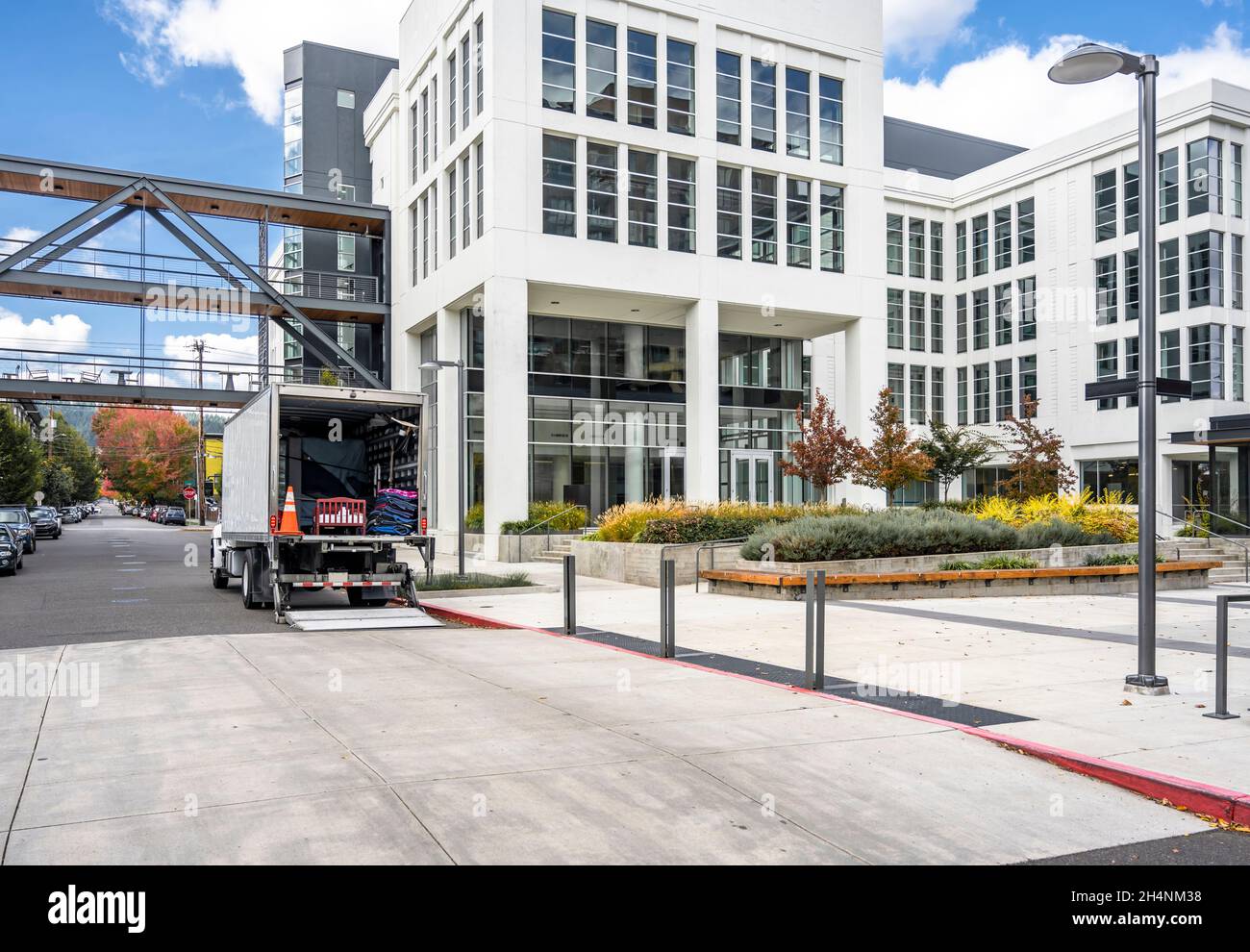 Blanc moyen classe de relocalisation rig jour cabine semi-camion ...