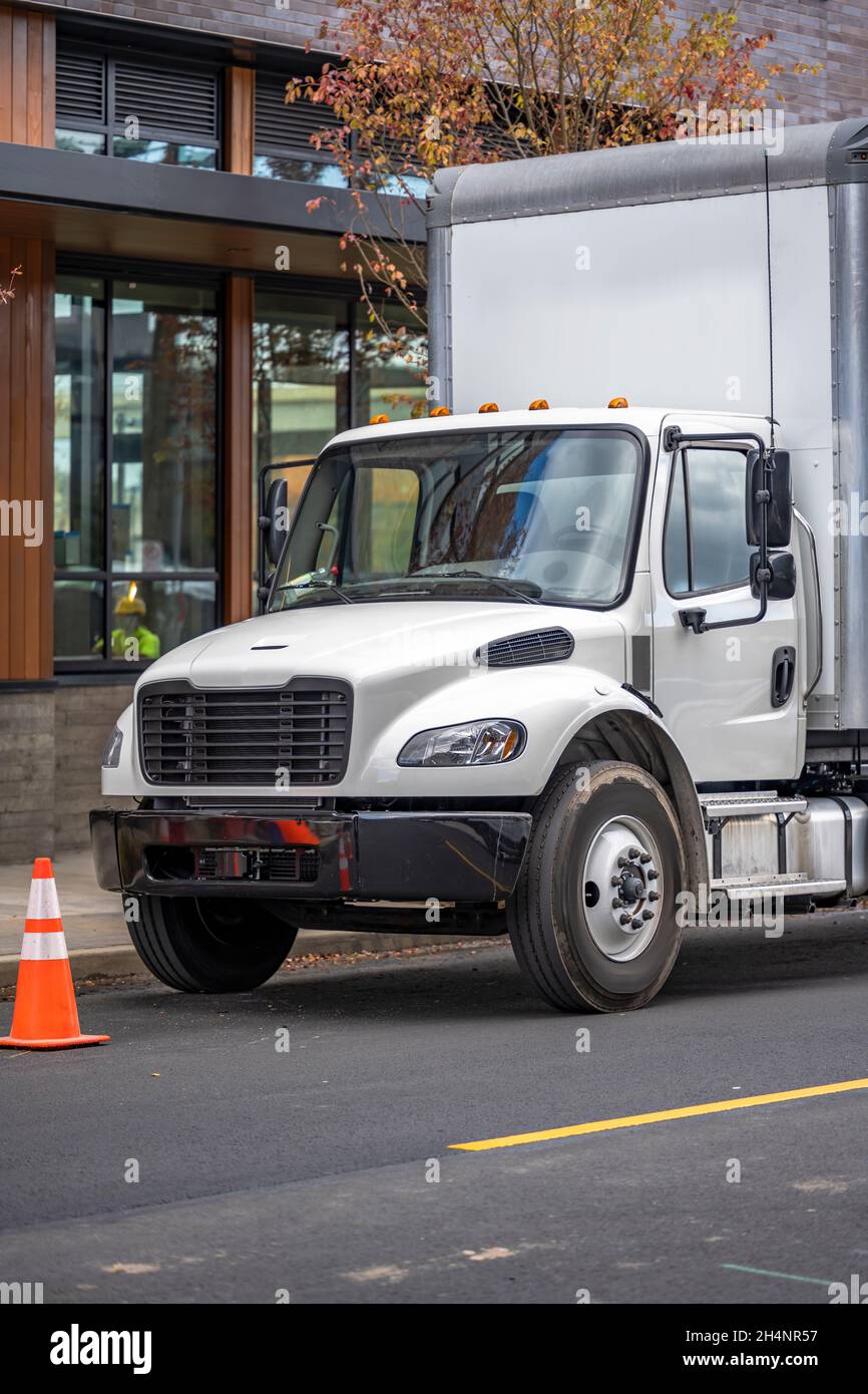 Blanc moyen classe de relocalisation rig jour cabine semi-camion ...