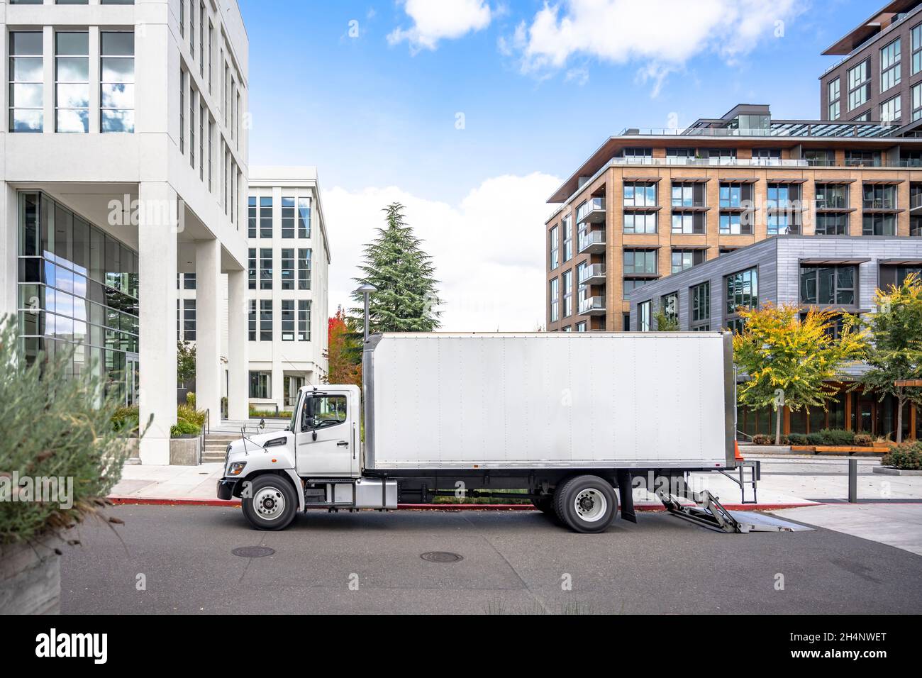 Blanc moyen classe de relocalisation rig jour cabine semi-camion ...