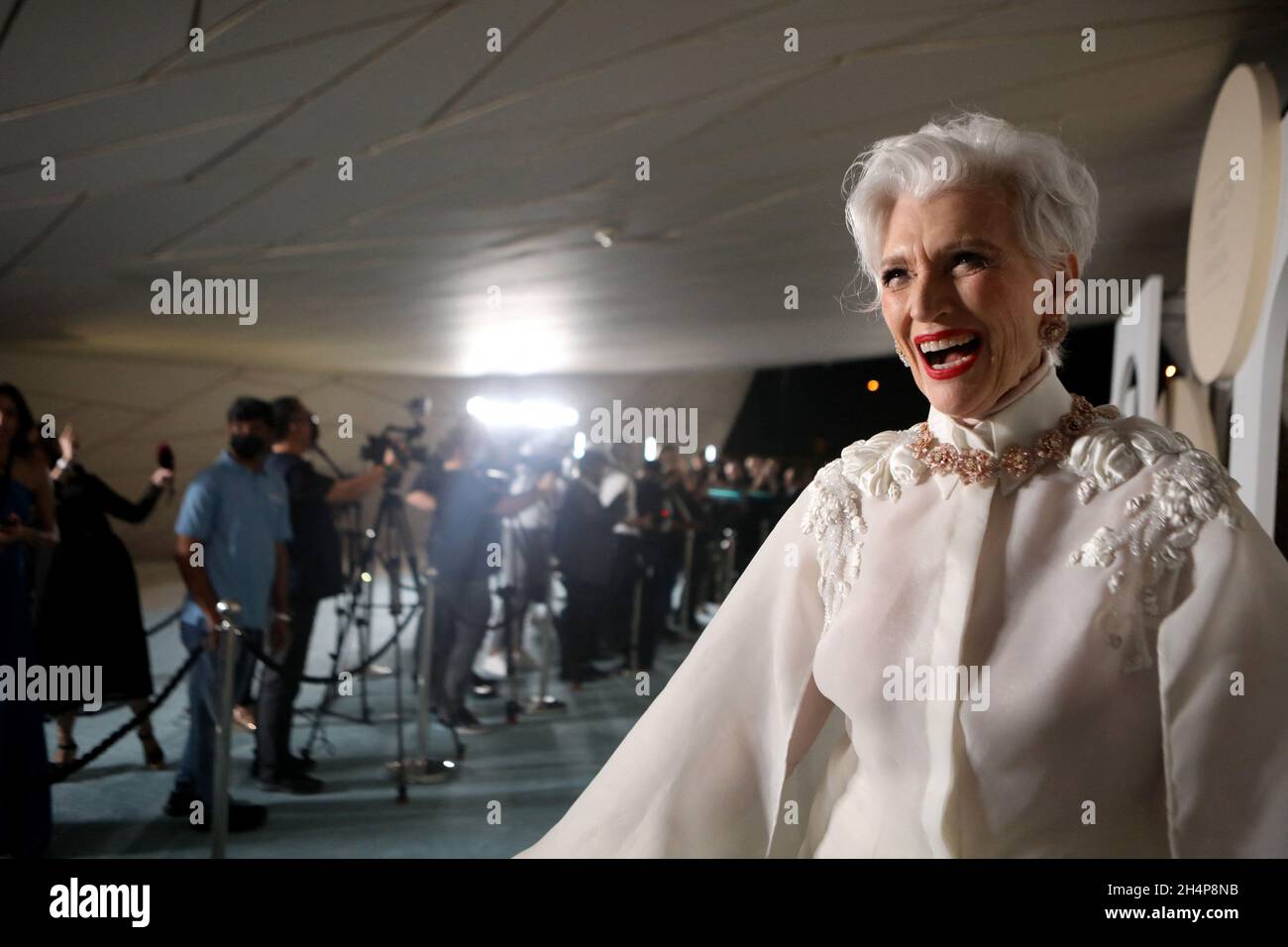 L'ancien mannequin de mode Maye Musk (et mère d'Elon Musk) arrive à la ...