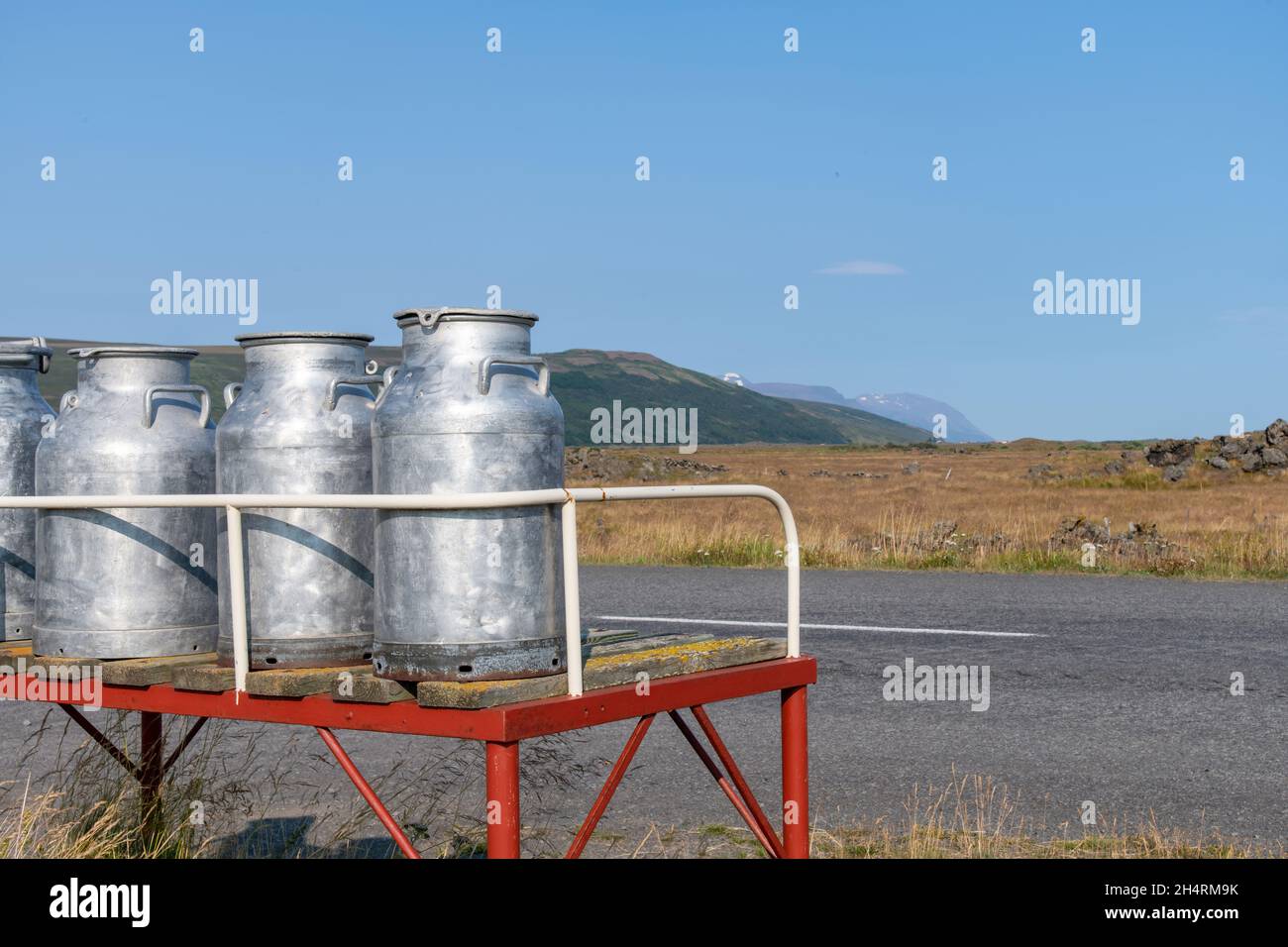Vue rapprochée de quelques churns de lait sur un stand de churn de lait ...