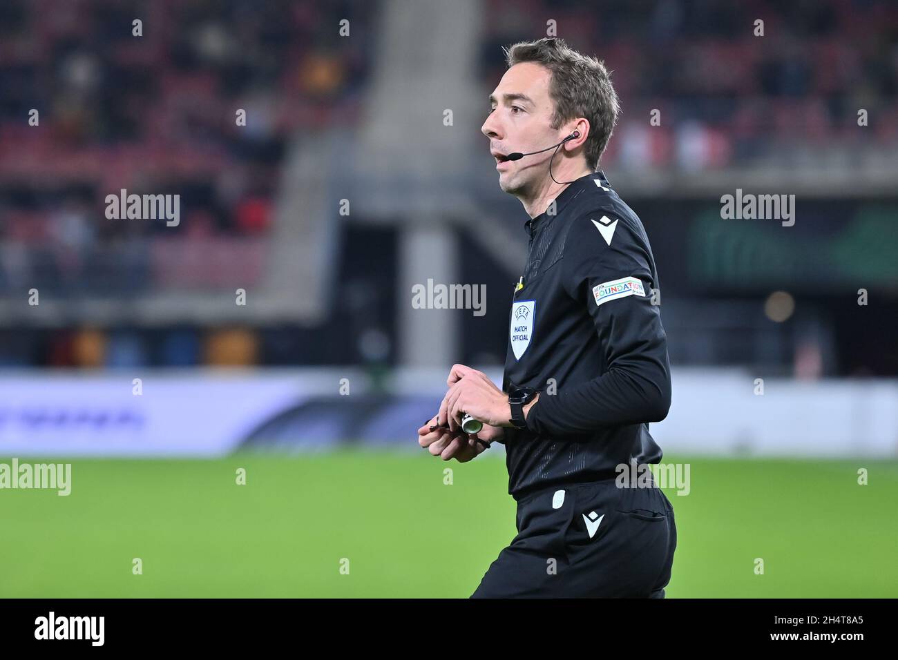 ALKMAAR, PAYS-BAS - NOVEMBRE 4 : arbitre Alain Durieux lors du match de ...