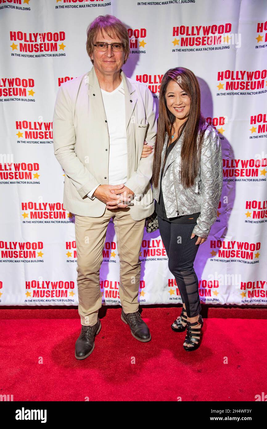 Rex Smith et sa femme Tracy Lin assistent à la cérémonie de signature ...