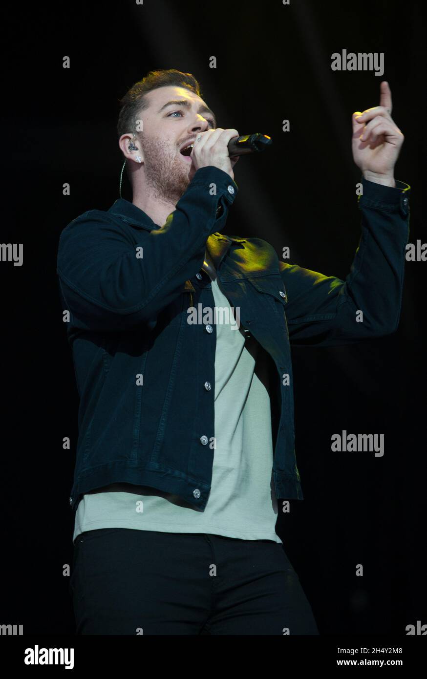 Sam smith en train de jouer Banque de photographies et d’images à haute ...