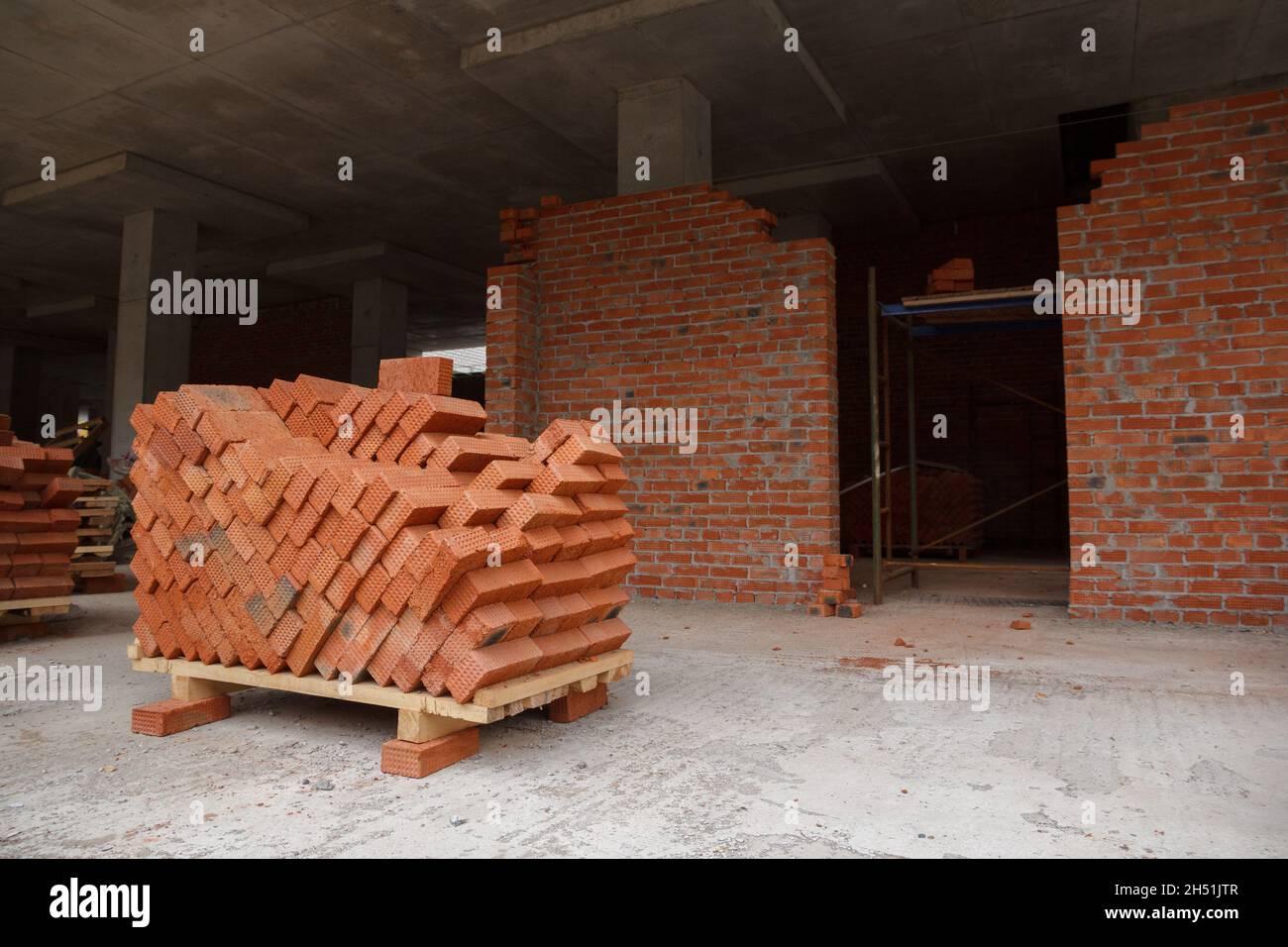Briques de construction rouges.Brique sur une palette sur un chantier ...