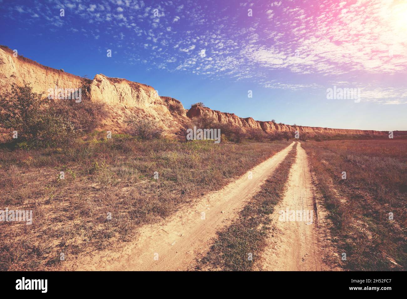 La route de terre au fond d'un estuaire séché. La route serpente le ...