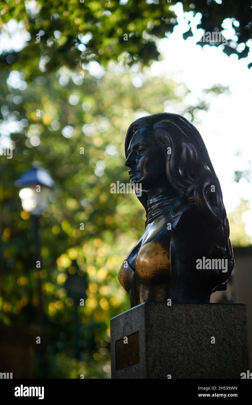 Paris, France - juillet 2019 : statue de Dalida sur la place Dalida à ...
