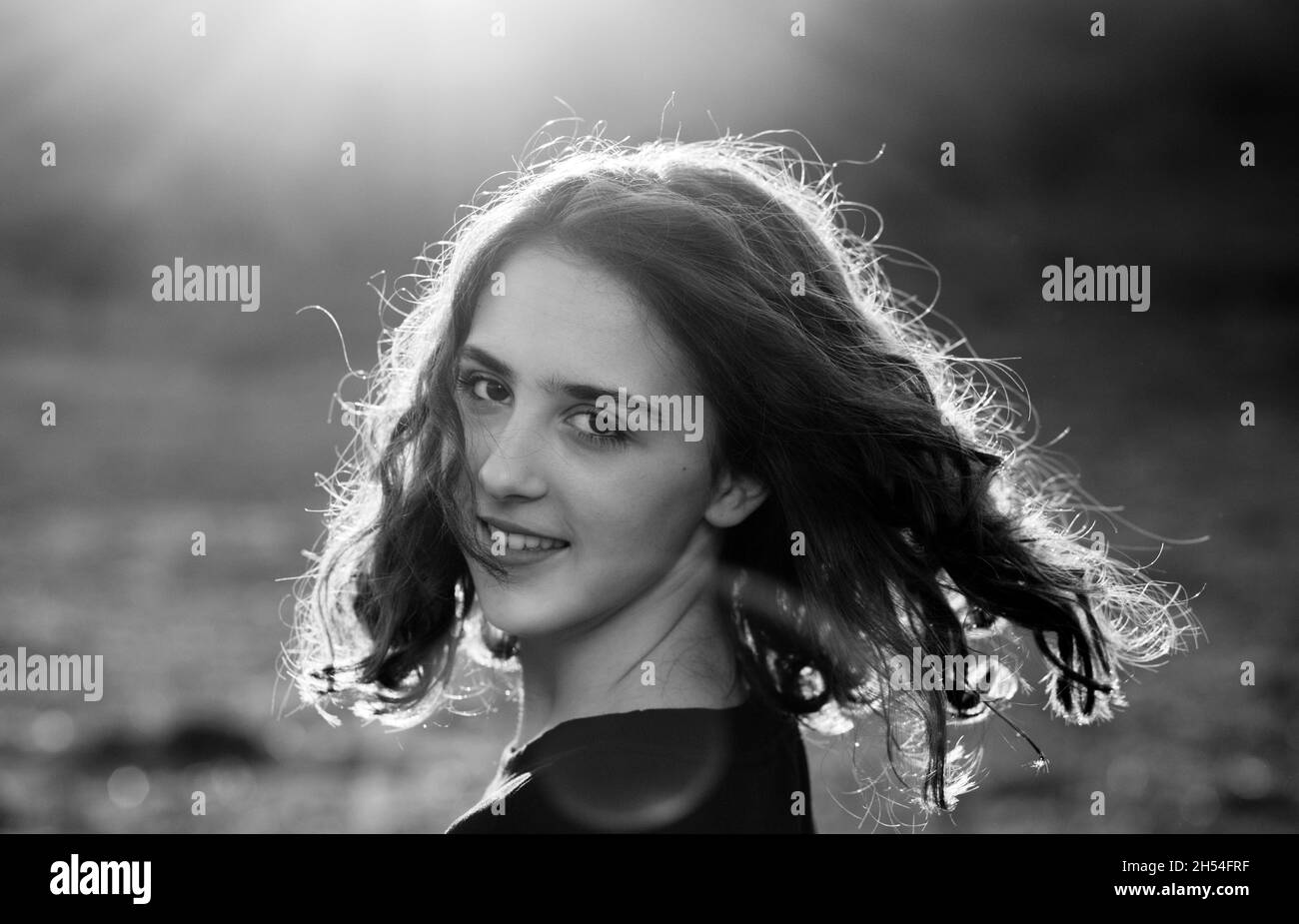Forte peau noire souriante heureuse Banque d'images noir et blanc - Alamy