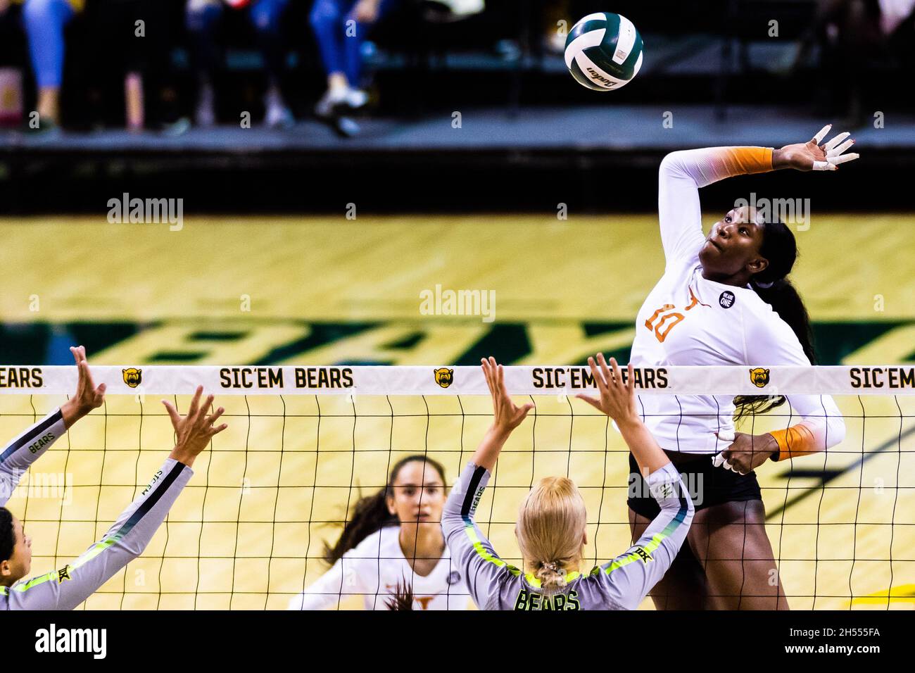 Waco, Texas, États-Unis.6 novembre 2021.BRIONNE BUTLER (10) a frappé ...