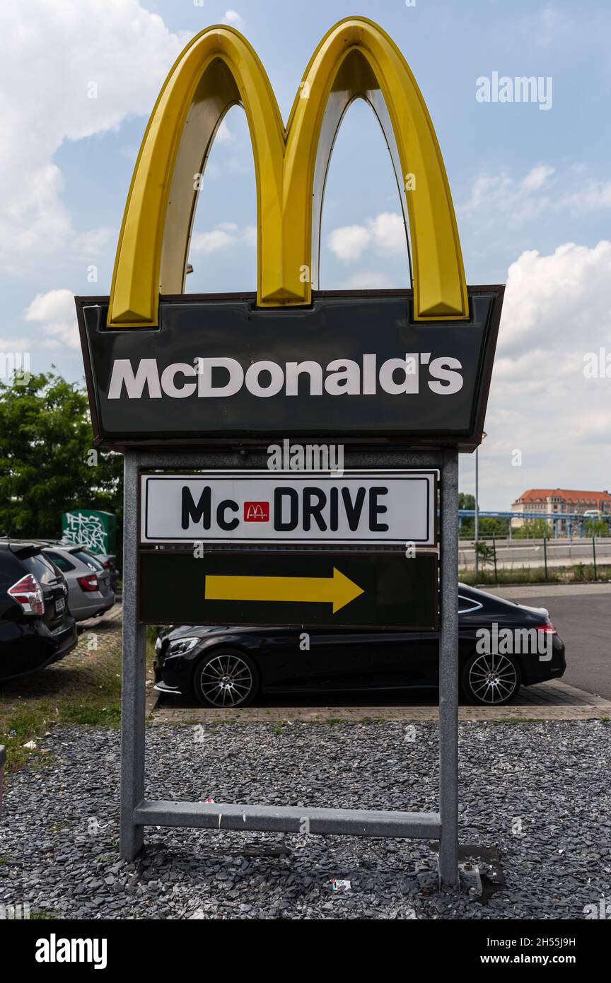 Mcdrive sign with mcdonalds logo Banque de photographies et d’images à ...