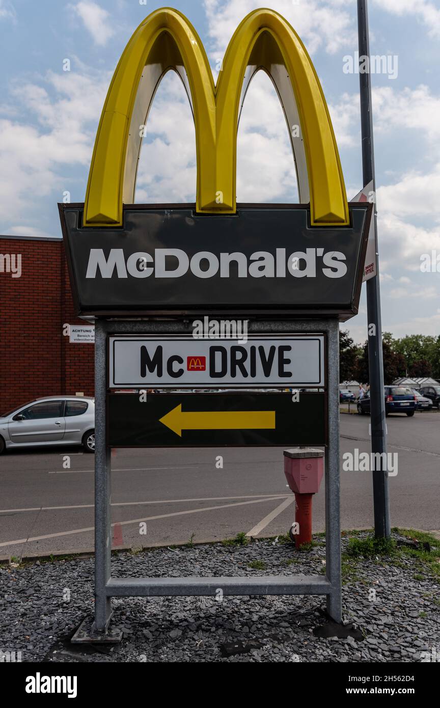 Mcdrive sign with mcdonalds logo Banque de photographies et d’images à ...