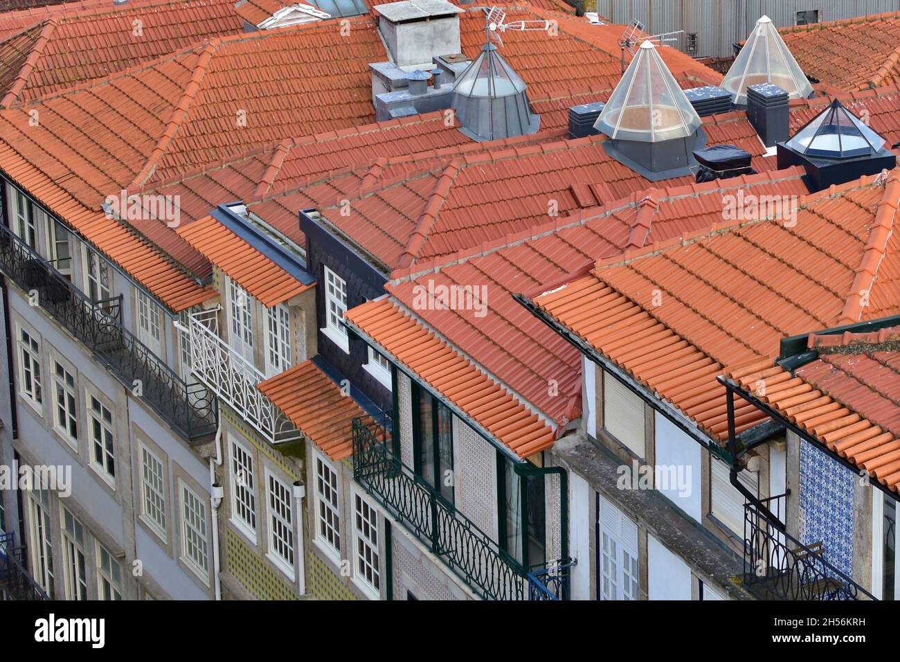 Bâtiments en briques avec des toits de tuiles rouges Banque de ...