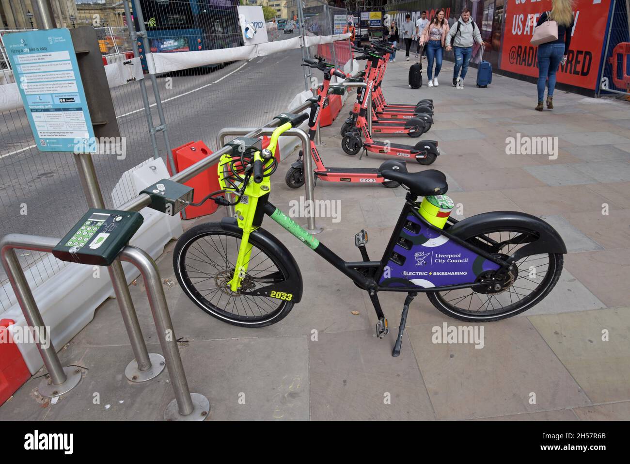 Un vélo électrique de location avec une rangée de VOI électrique de ...