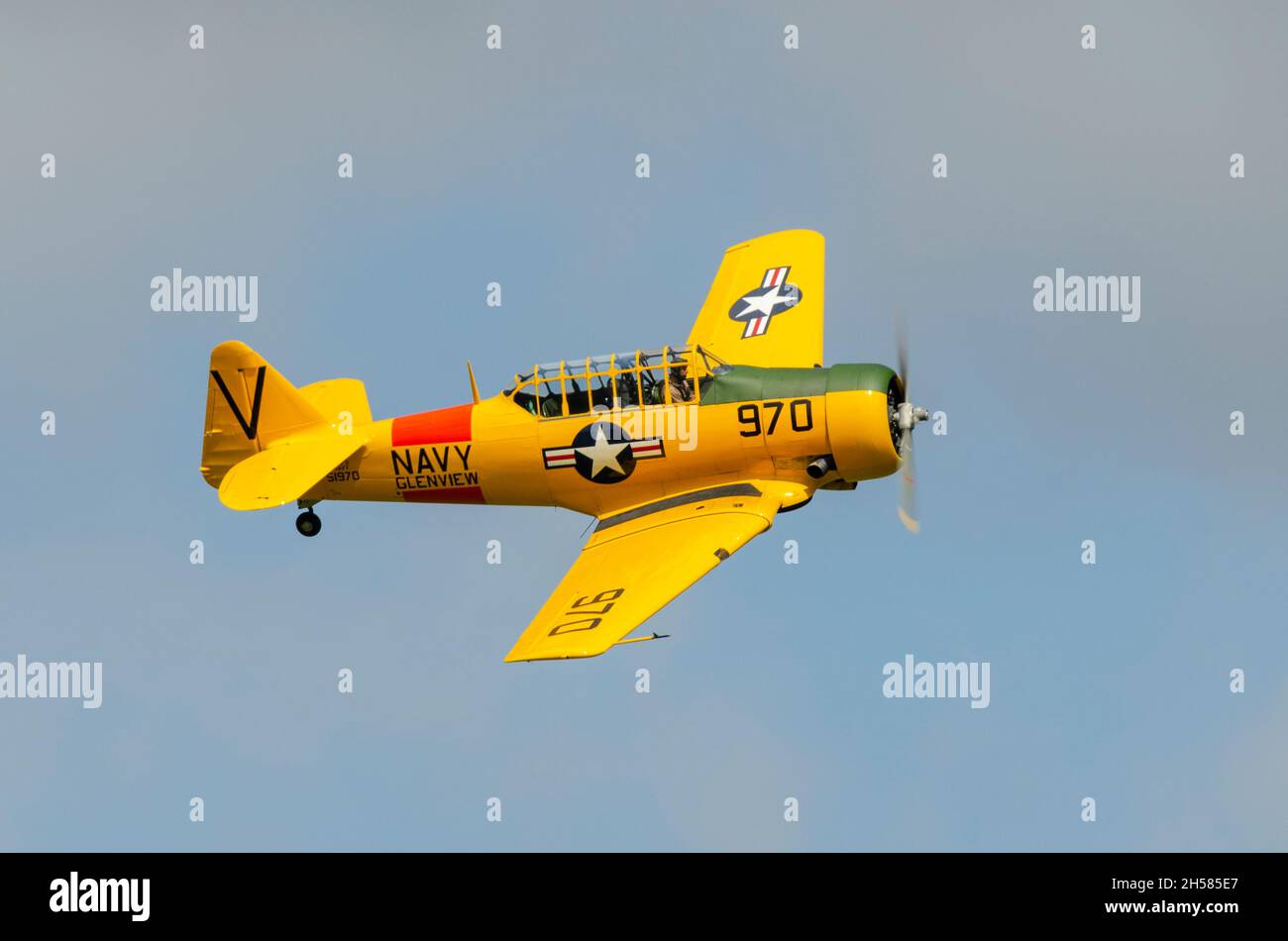 Avion harvard t6 jaune Banque de photographies et d’images à haute ...