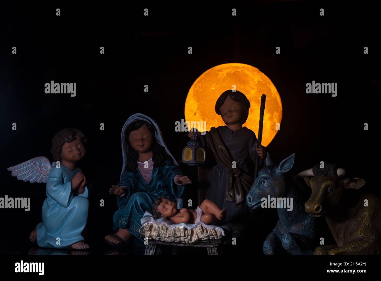 scène de noël de la naissance de jésus-christ accompagnée par marie et ...