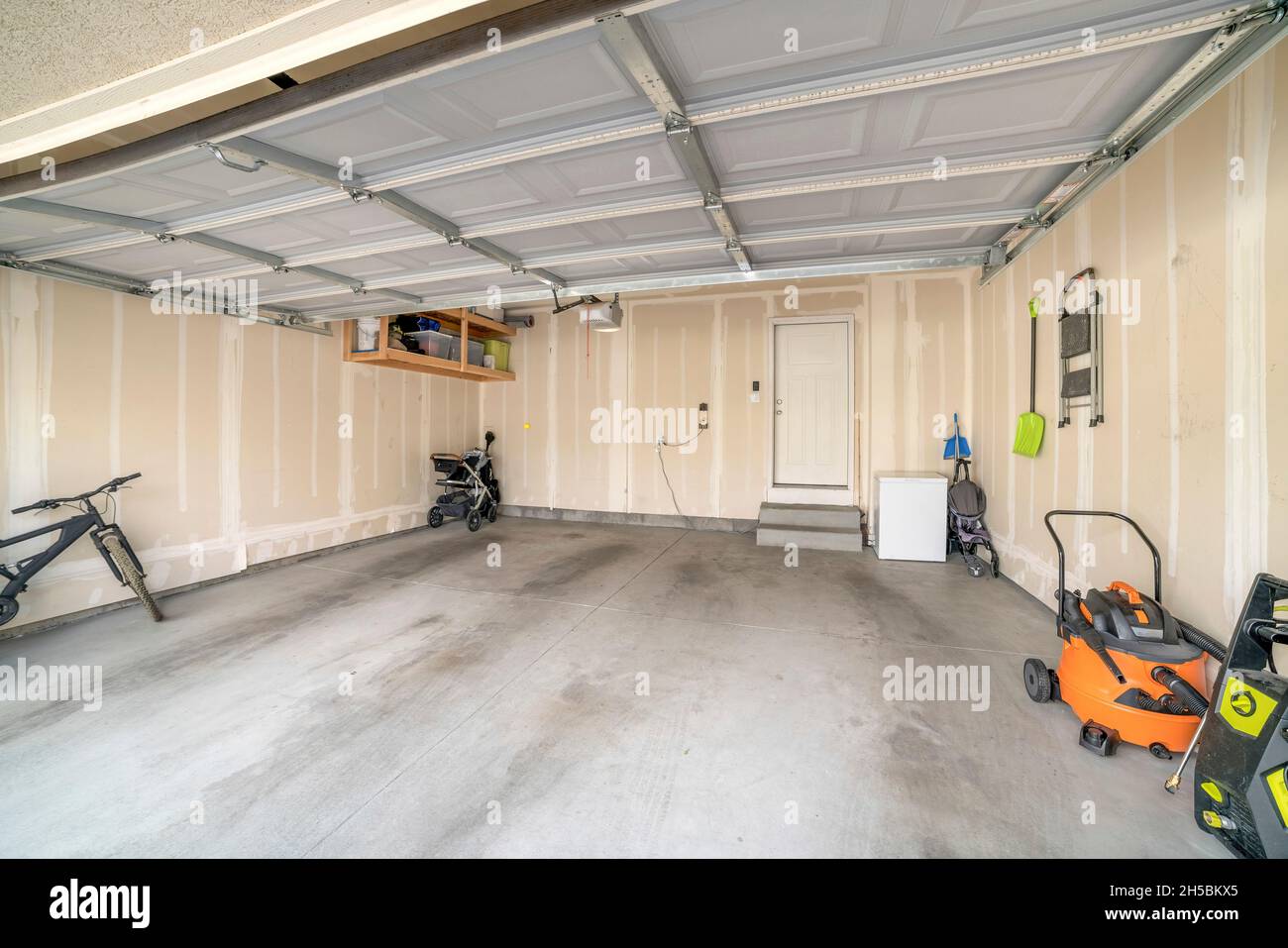 Intérieur de garage avec marques de remplissage mural et porte coupe ...