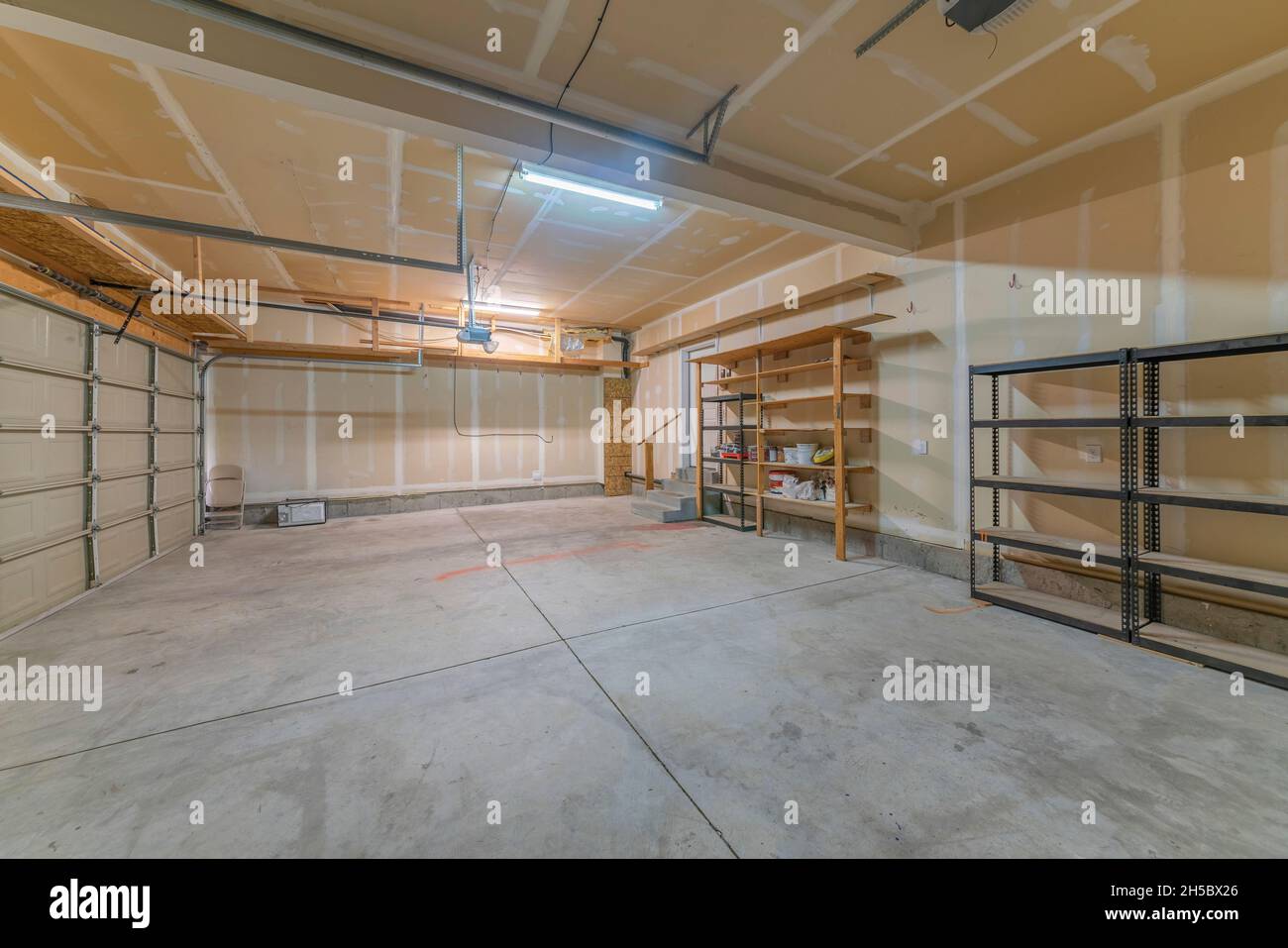 Grand intérieur de garage avec garniture murale, marquages blancs et ...