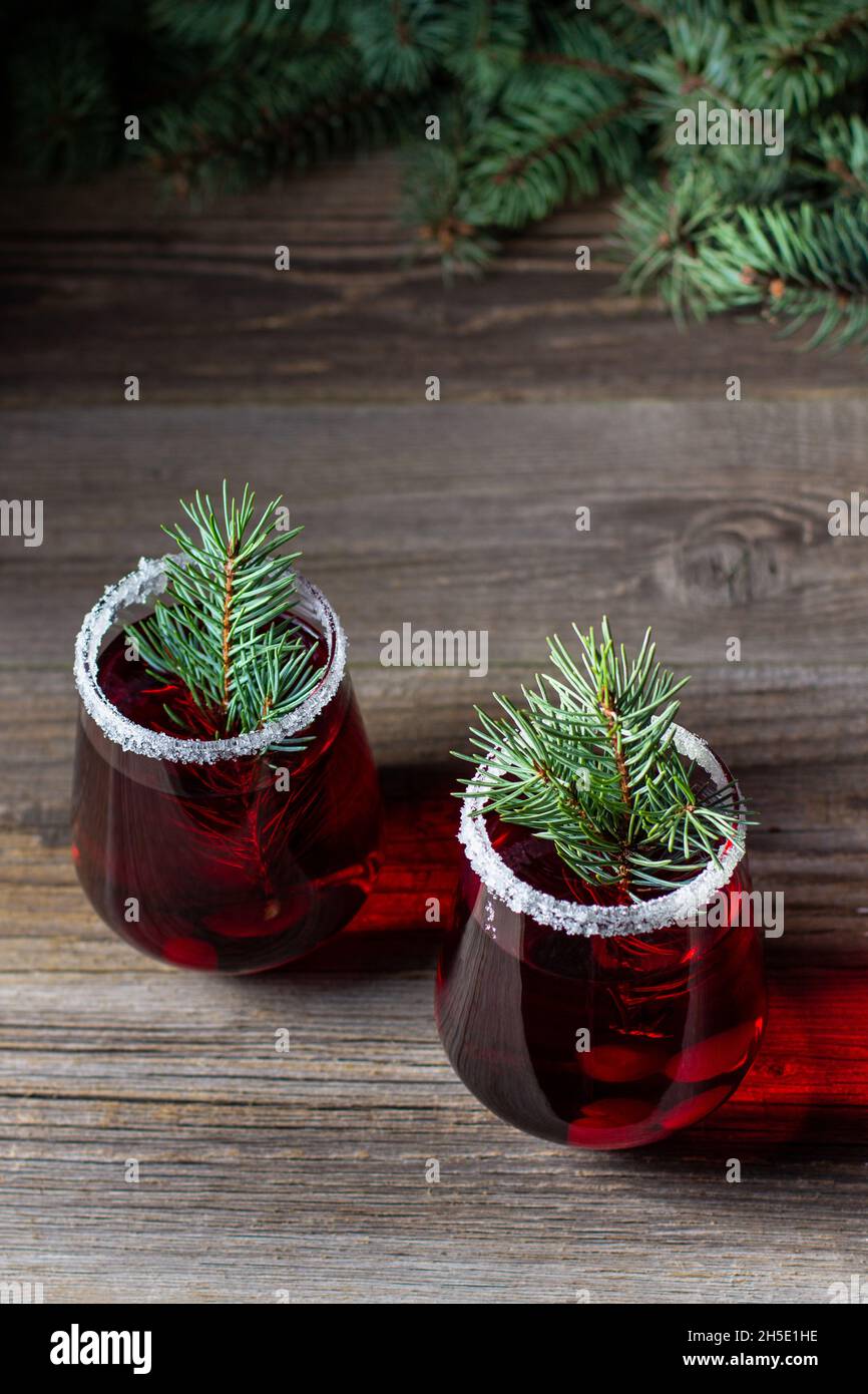 Boisson rouge canneberge décorée de branches de sapin, de baies et de ...