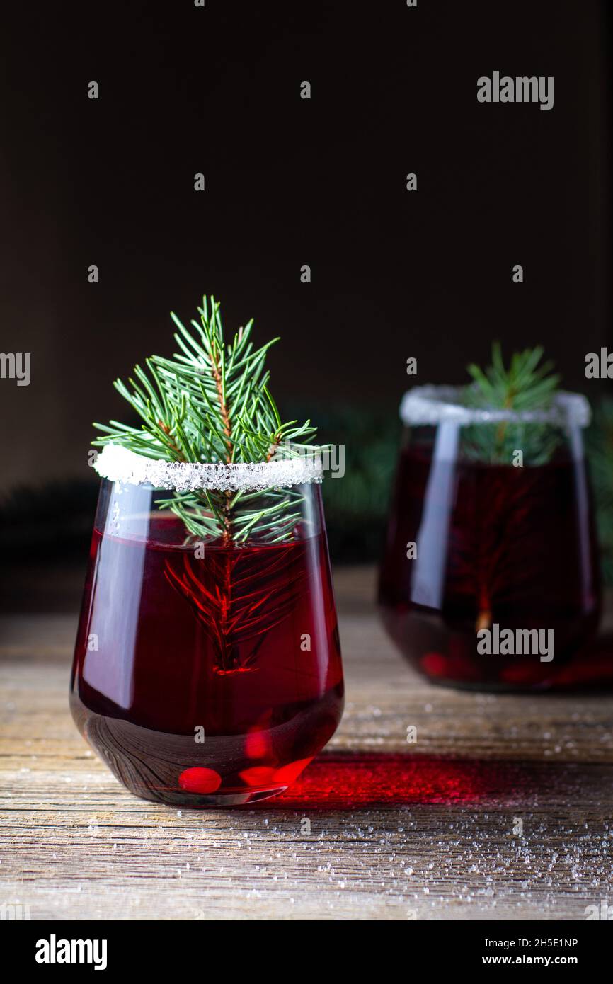 Boisson rouge canneberge décorée de branches de sapin, de baies et de ...