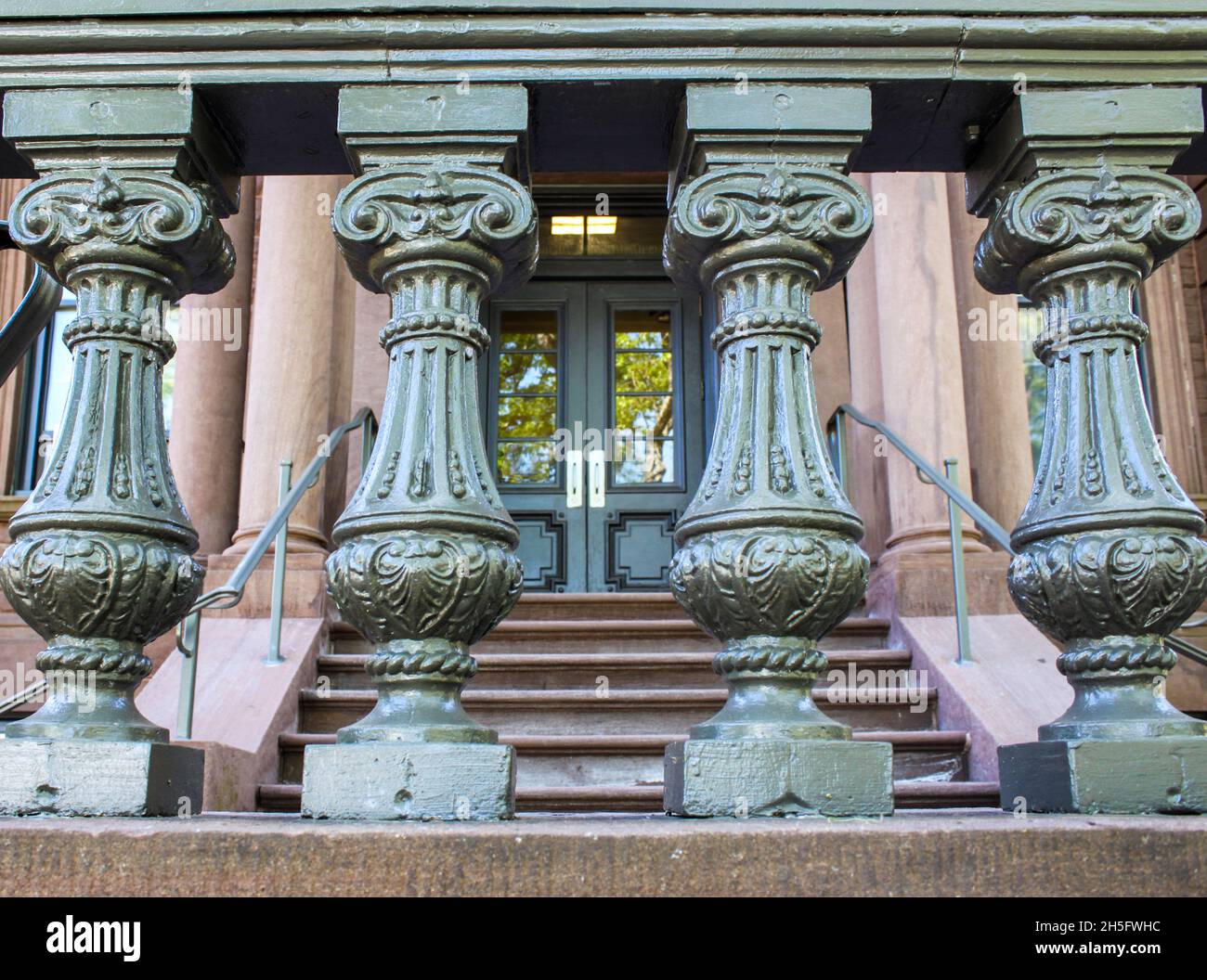 Vieux détail de bâtiment académique - balustrade peinte argent avec ...
