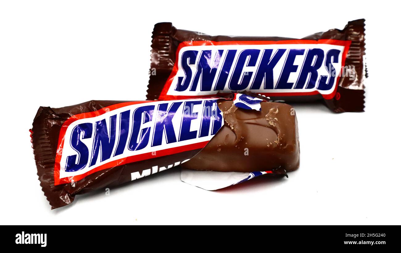 BARRE de chocolat SNICKERS isolée sur fond blanc.Snickers est une ...