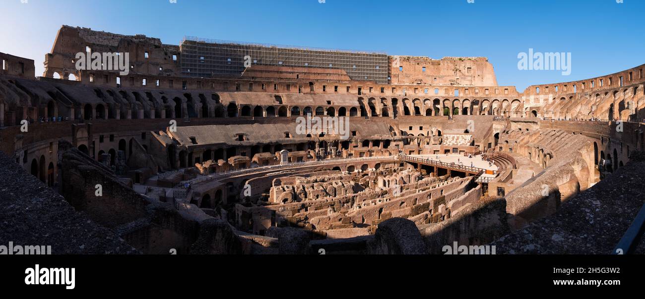 Intérieur ou à l'intérieur du Colisée (Colosseo, également connu sous ...