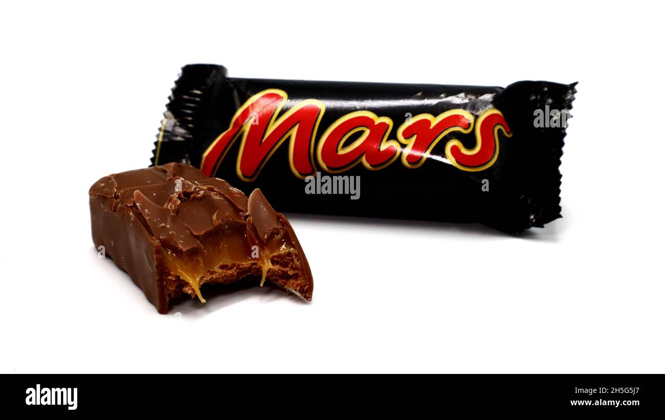 BARRE de chocolat MARS isolée sur fond blanc.Mars est une marque de ...