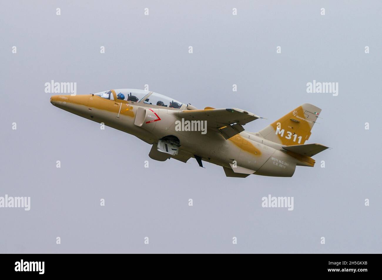 Alenia aermacchi m 345 Banque de photographies et d’images à haute ...