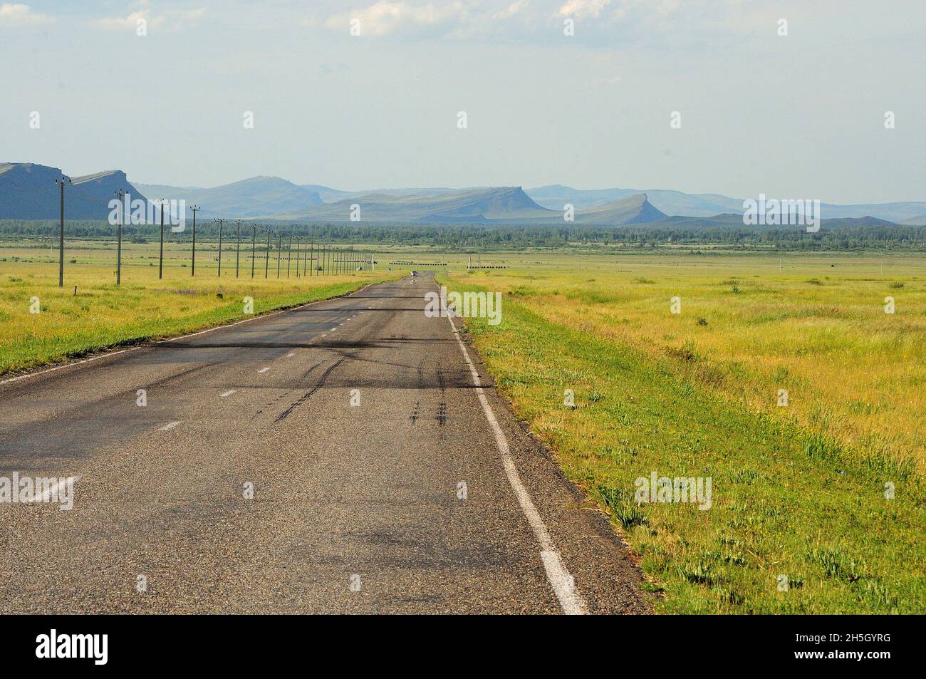 Continuez tout droit sur une route asphaltée à deux voies en traversant ...