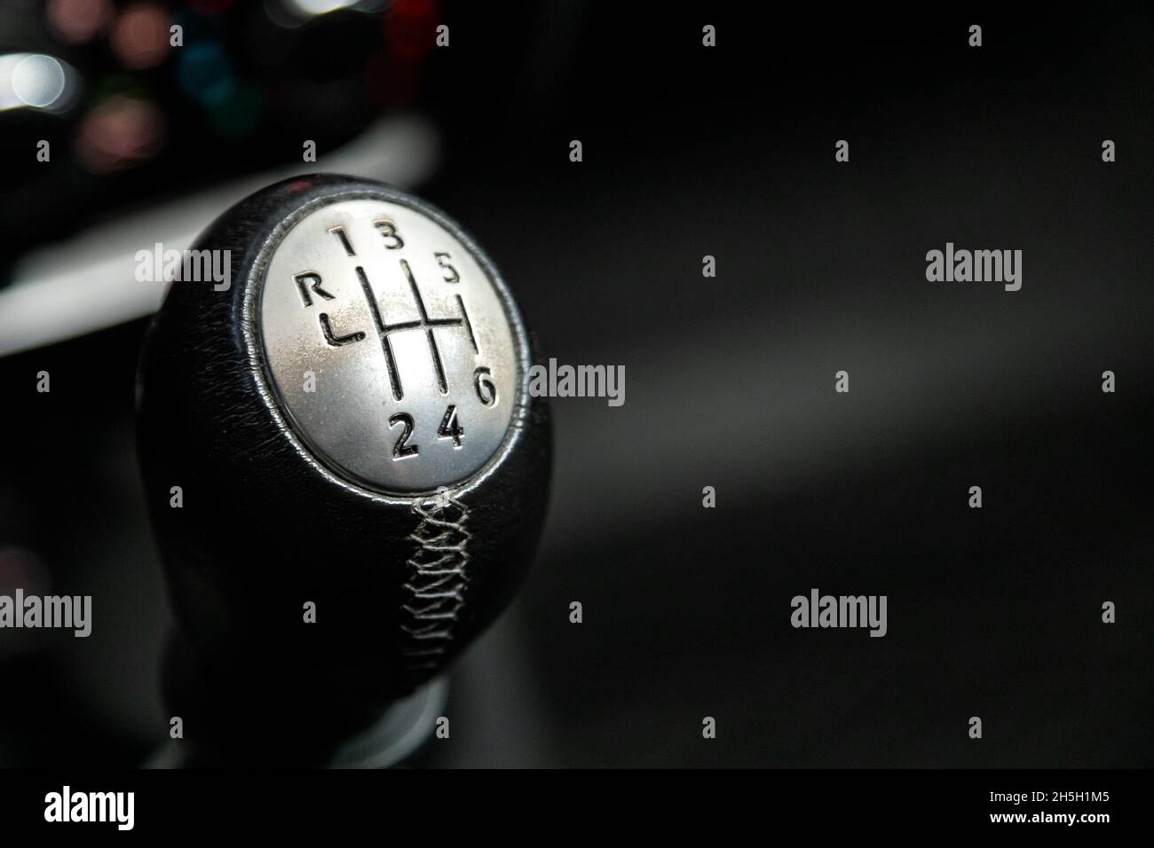 Vue rapprochée du levier de boîte de vitesses automatique. Intérieur de ...