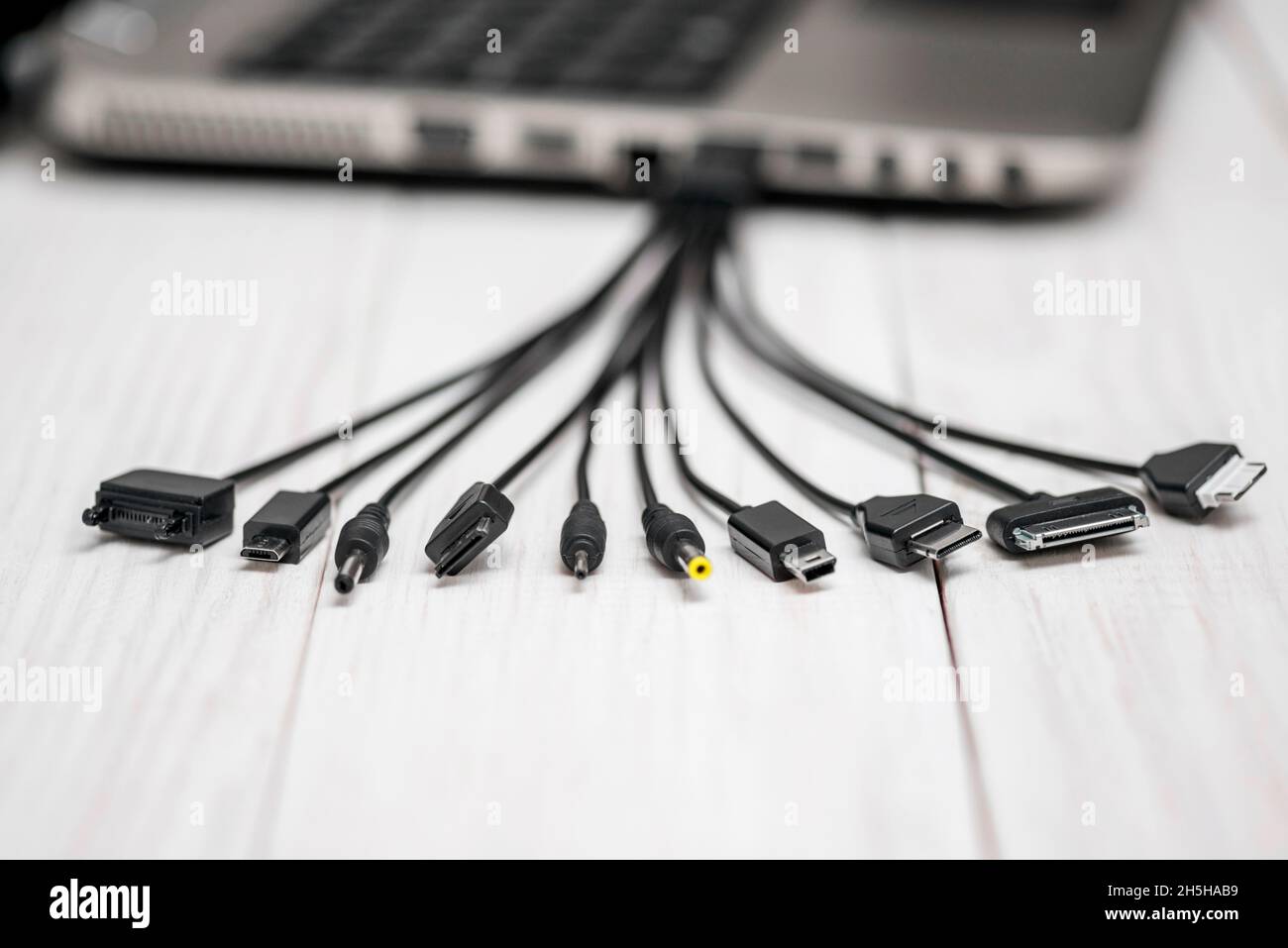 Un grand nombre de connecteurs différents pour connecter divers gadgets ...