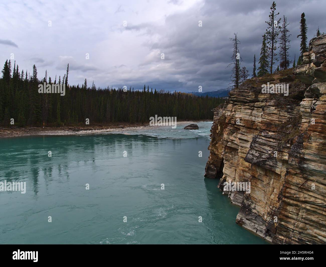 Belle vue sur la rivière Athabasca dans le parc national Jasper, en ...
