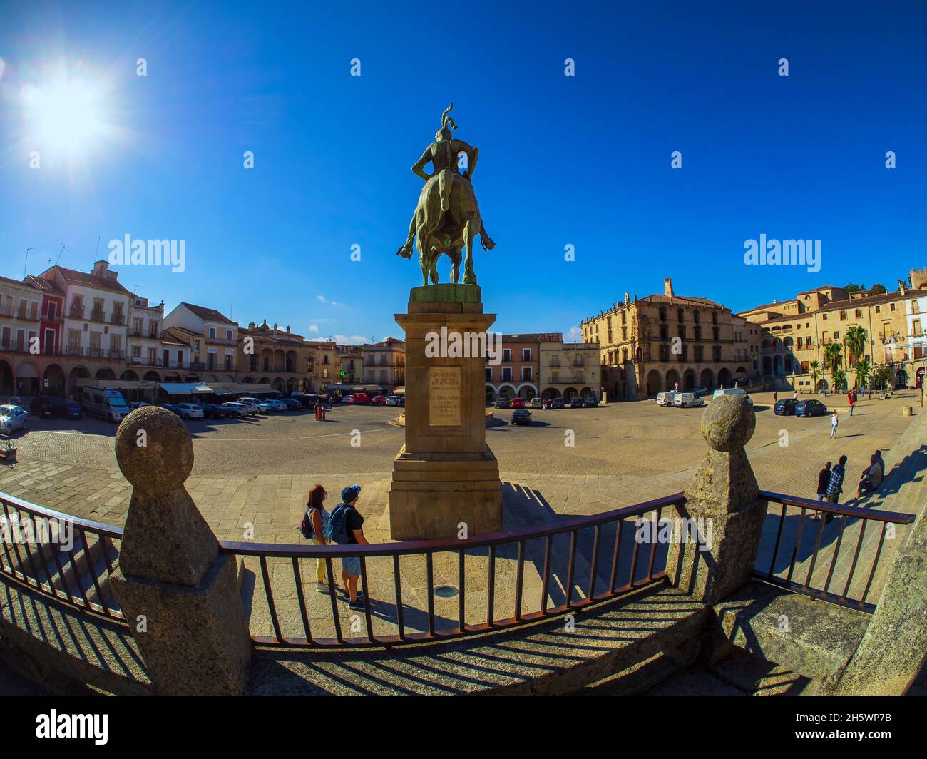Statue du conquistador espagnol Francisco Pizarro sur la Plaza Mayor de ...