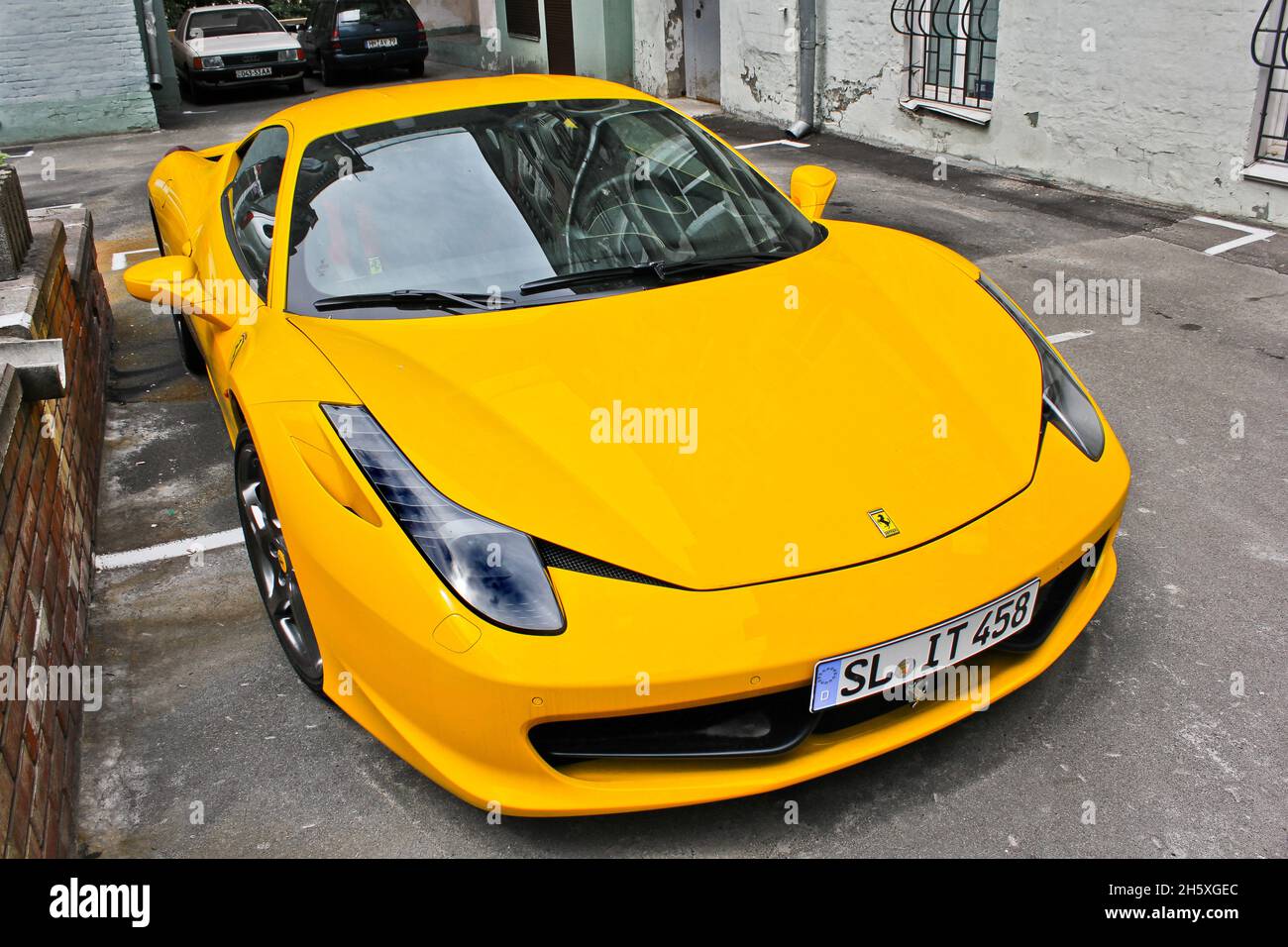 Arriere ferrari 458 italia jaune Banque de photographies et d’images à ...